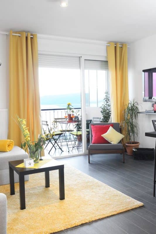 Fun Ways To Add A Bit Of Color To Your Living Room